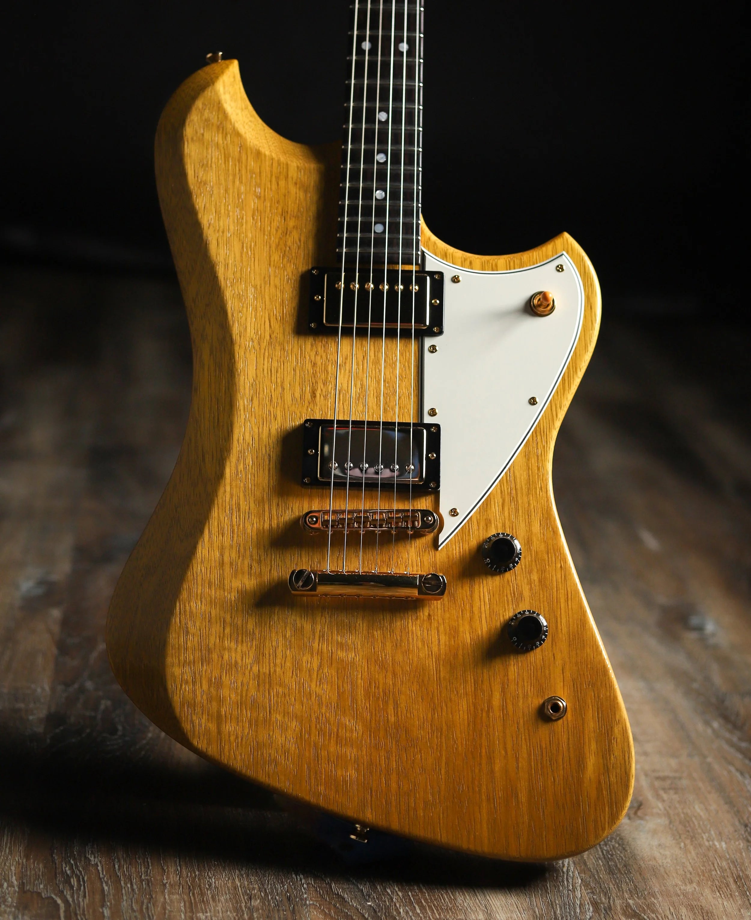 NOVO SIGNATURE VOLTUR DLX - Korina (2 of 6) – Novo Guitars