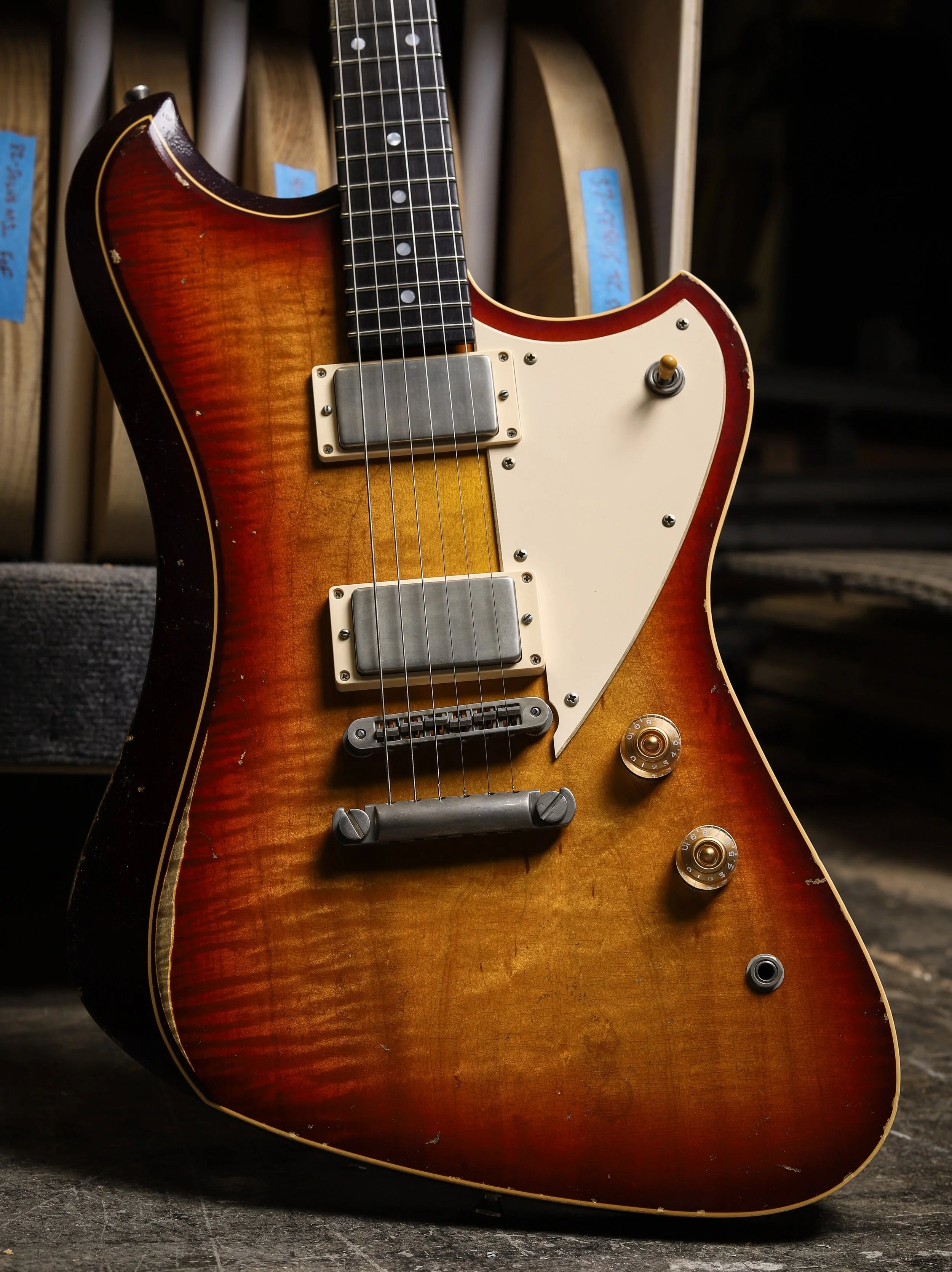 Signature VOLTUR - Dark Burst (1 of 6) – Novo Guitars