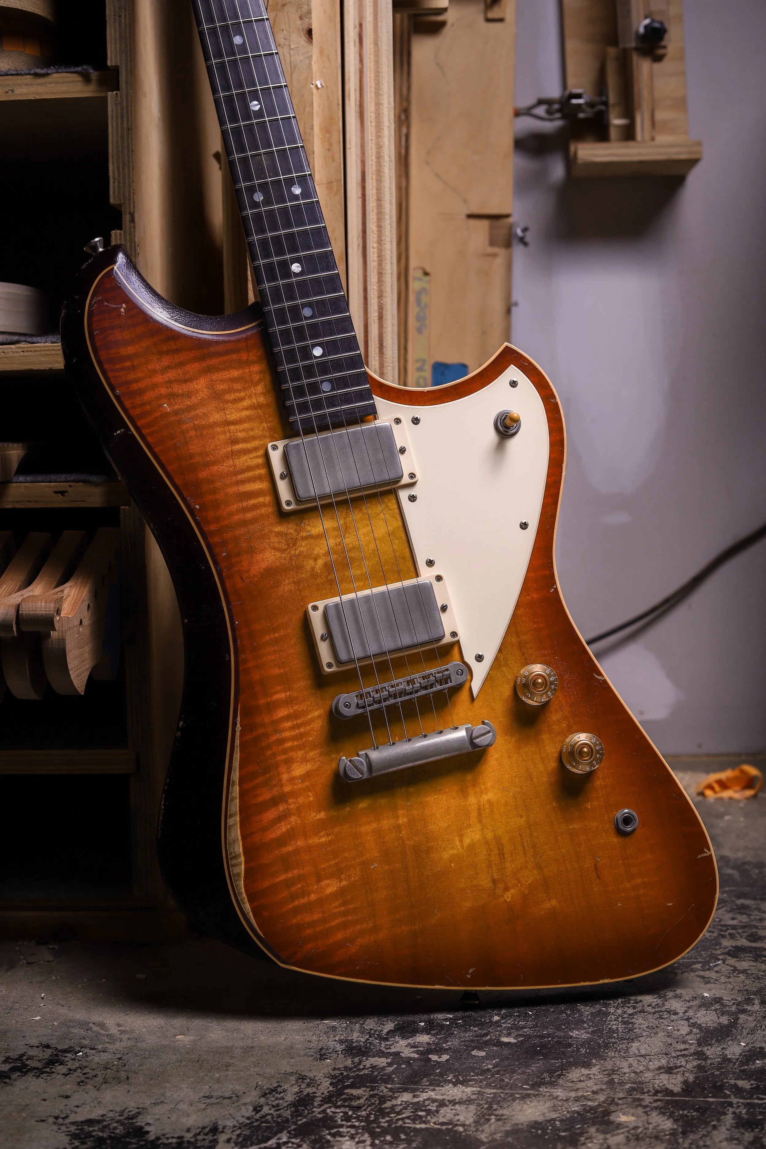 NOVO SIGNATURE VOLTUR - Iced Tea Burst (2 of 6) – Novo Guitars