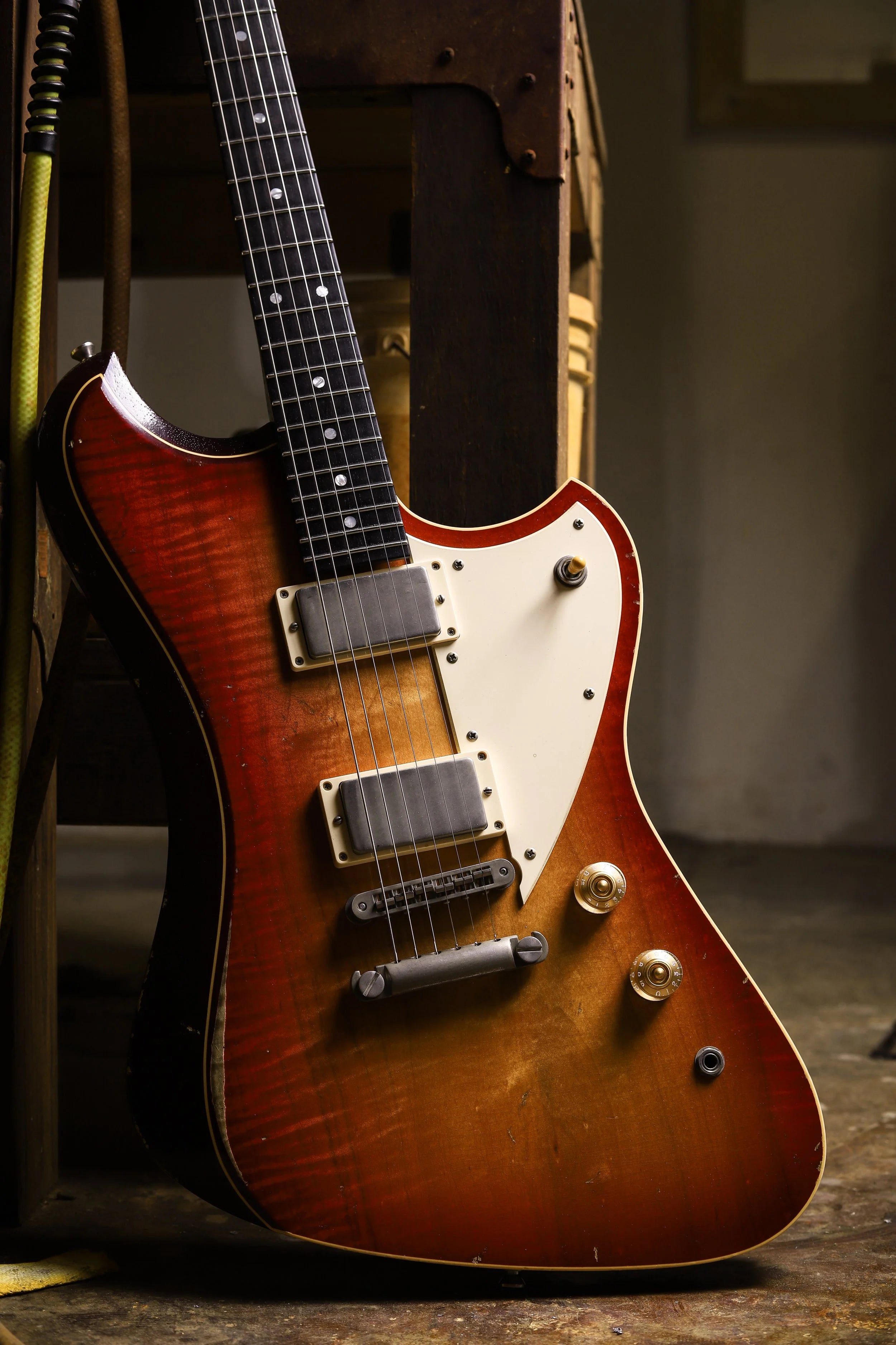 Signature VOLTUR - Cherry Burst (5 of 6) – Novo Guitars