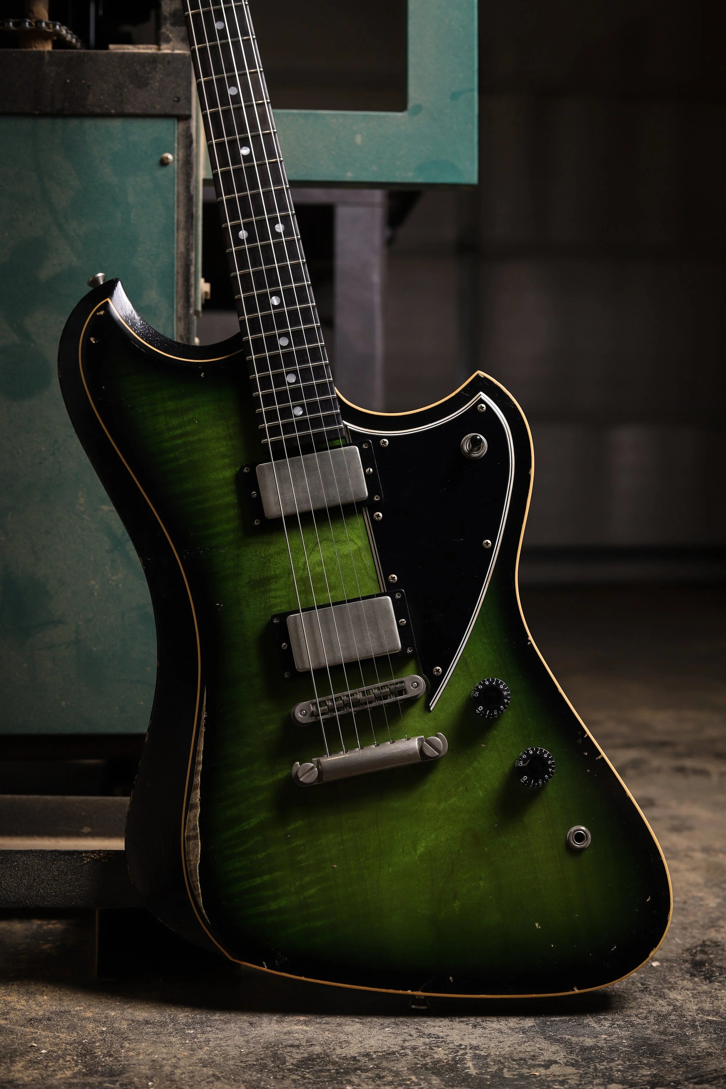 NOVO SIGNATURE VOLTUR - Cat's Eye Burst (6 of 6) – Novo Guitars