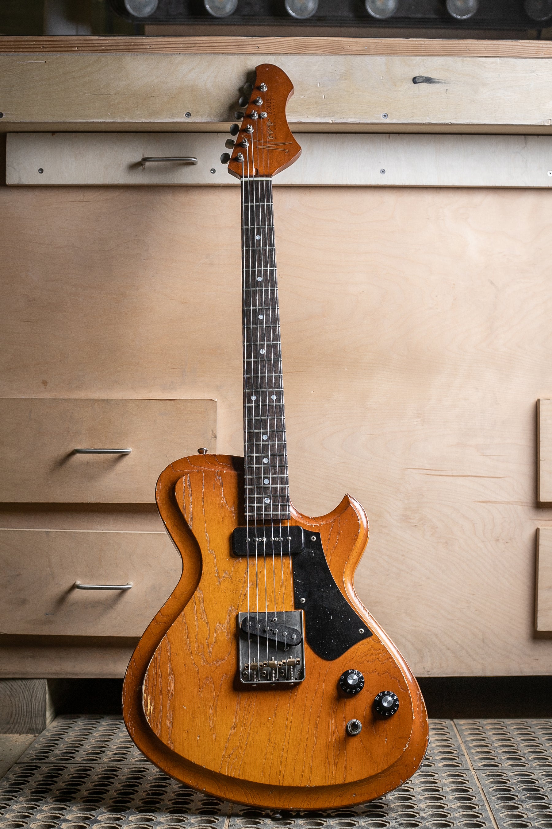 Novo Solus F2 in Nicotine Blonde – Novo Guitars
