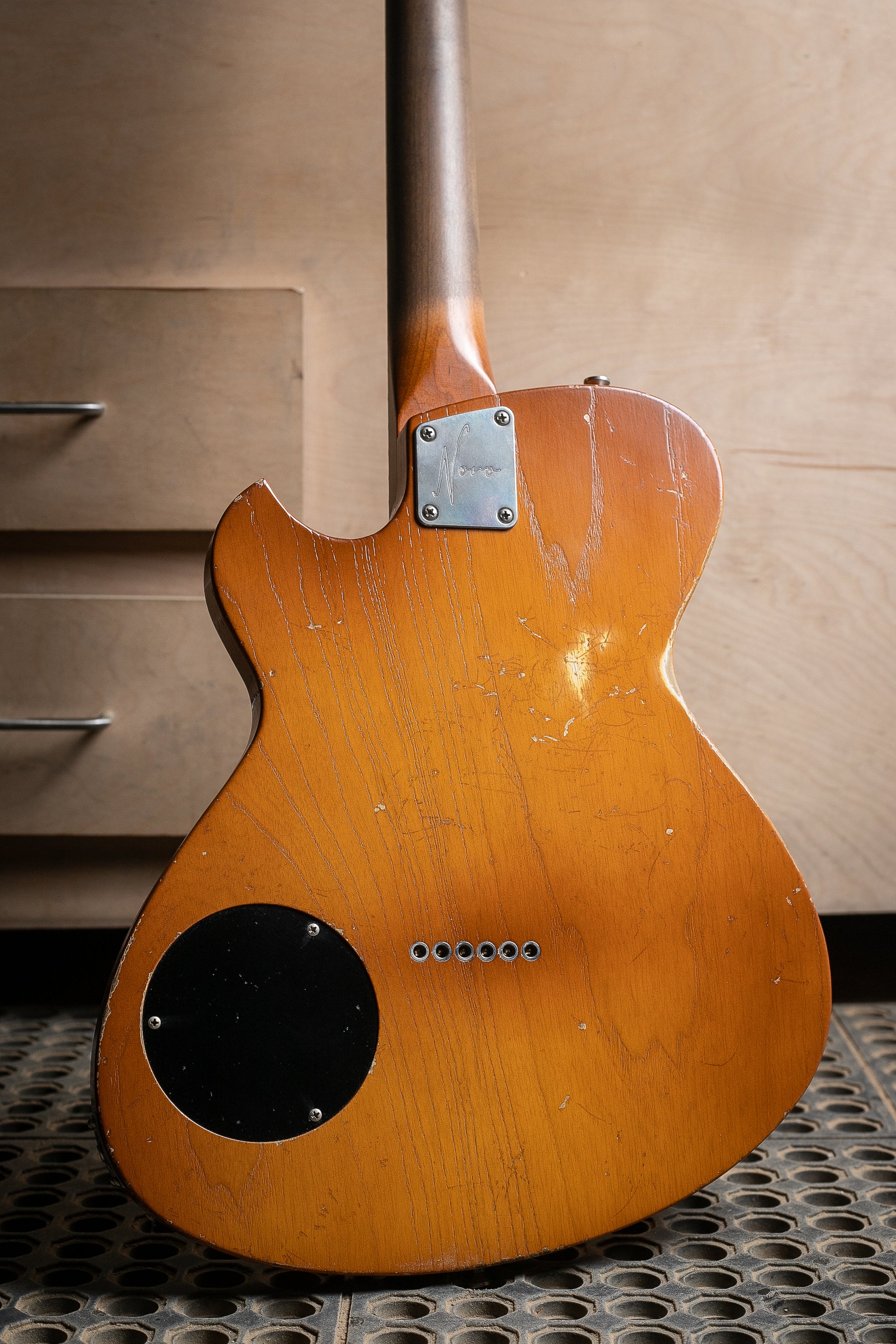 Novo Solus F2 in Nicotine Blonde – Novo Guitars