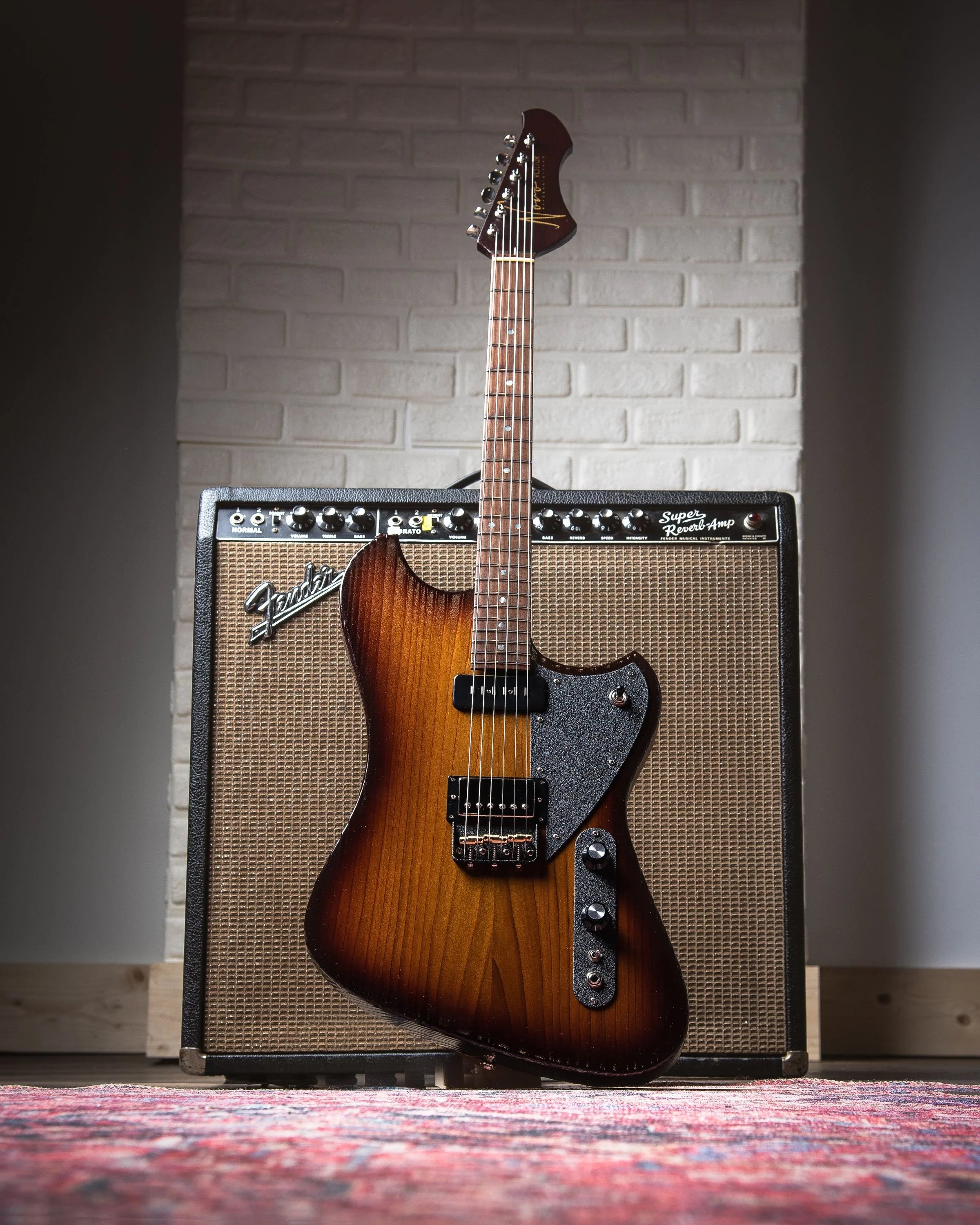 NOVO SIGNATURE VOLTUR - Tobacco Burst – Novo Guitars